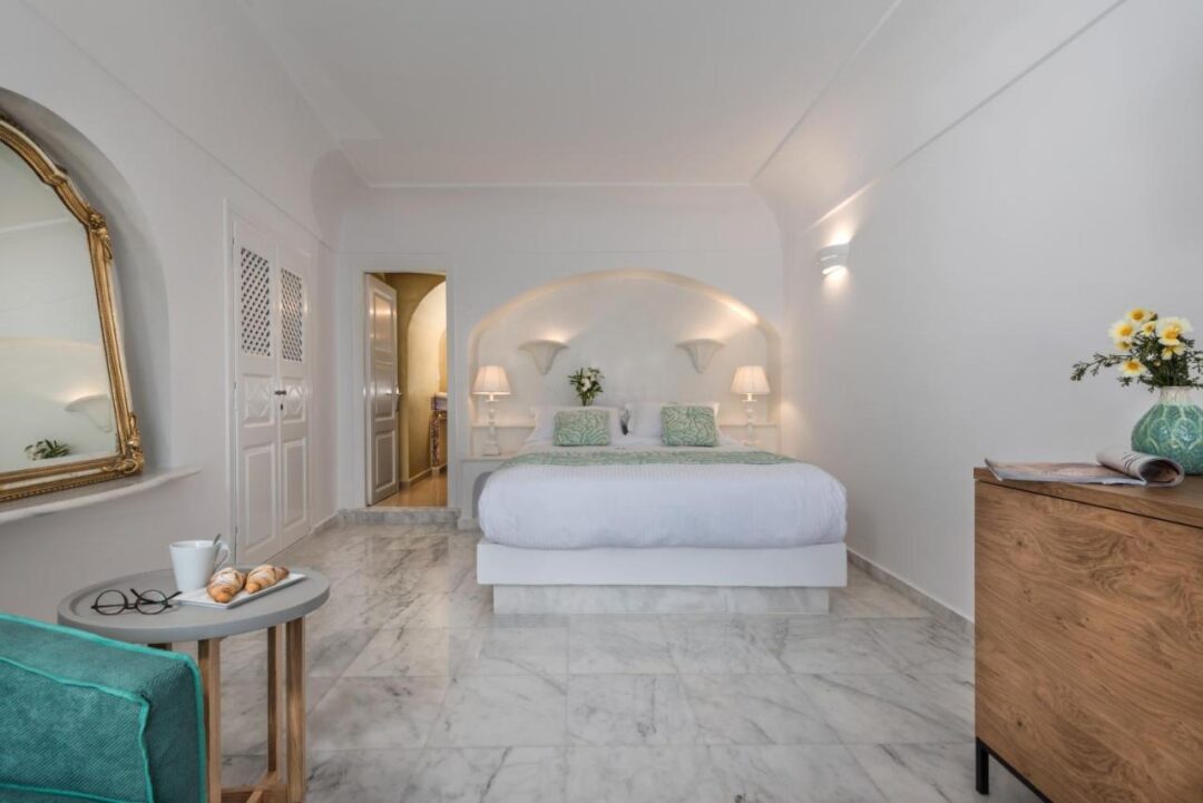 Where to Stay in Santorini for a Honeymoon (12 Top Picks)