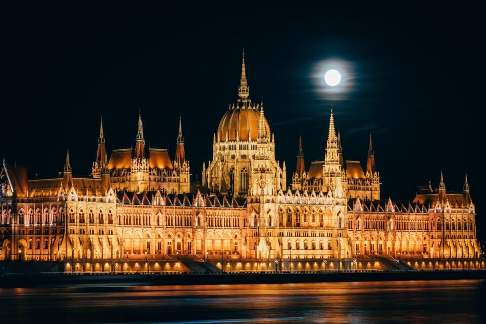 35 BEST Remote Work Locations for Digital Nomads & Travelers