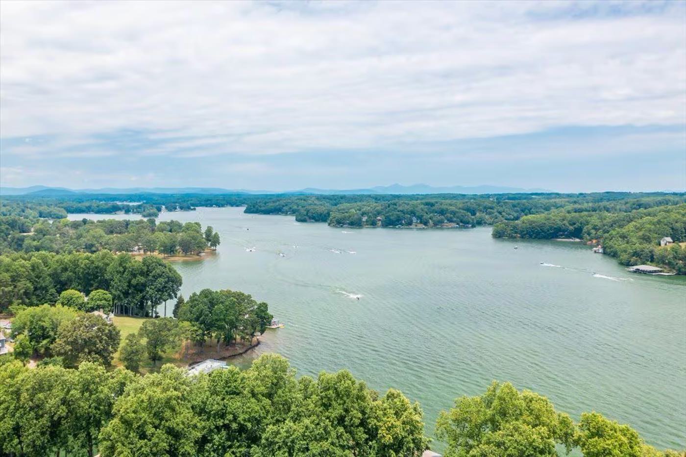 6 Lakes in Virginia with Cabins & Lake House Rentals